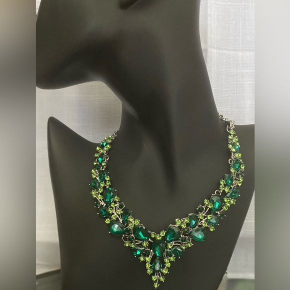 Jewelry | Stunning New No Tag Emerald Green Rhinestone Silver Tone ...